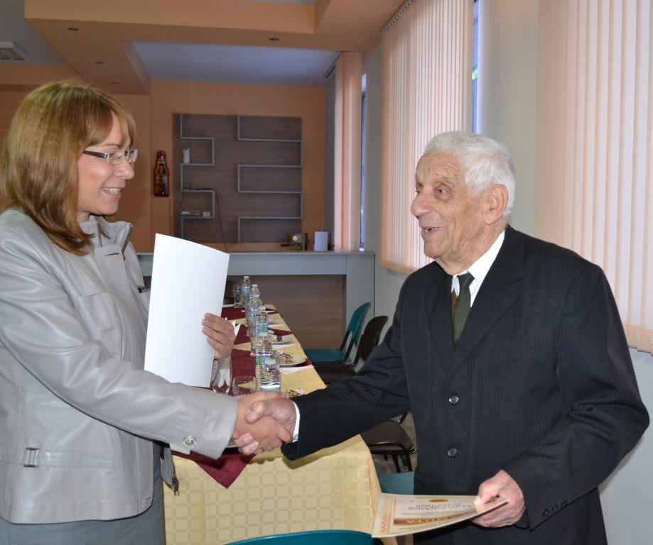 Кметът на община Казанлък Галина Стоянова награди ветерани от войната Новини за Казанлък