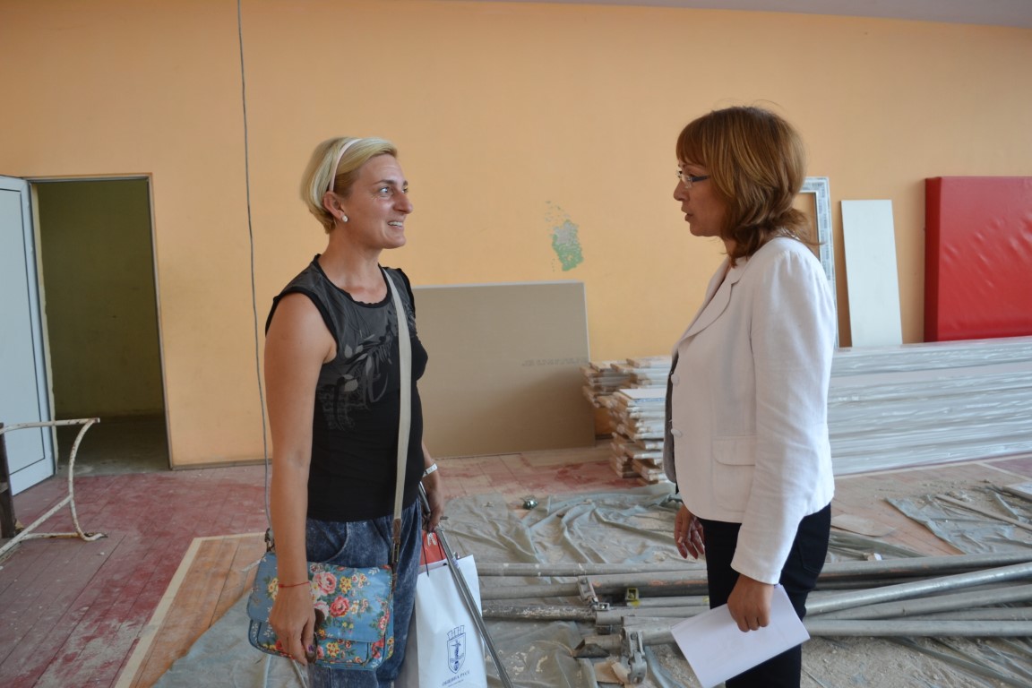 Кметът Галина Стоянова инспектира ремонта на стадион „Севтополис“ Новини за Казанлък