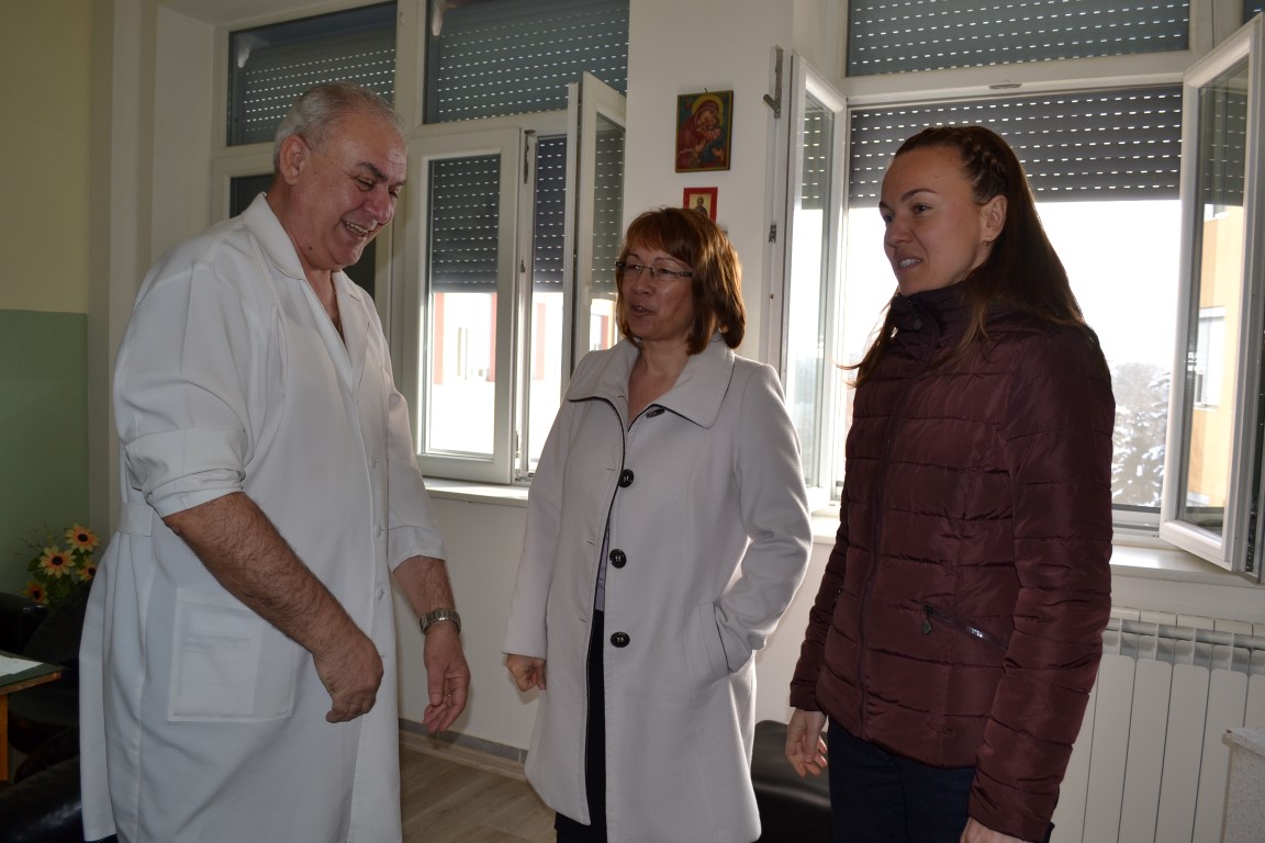 Кметът на Община Казанлък дари компютър на АГ отделението към МБАЛ „Проф д р Христо Стамболски