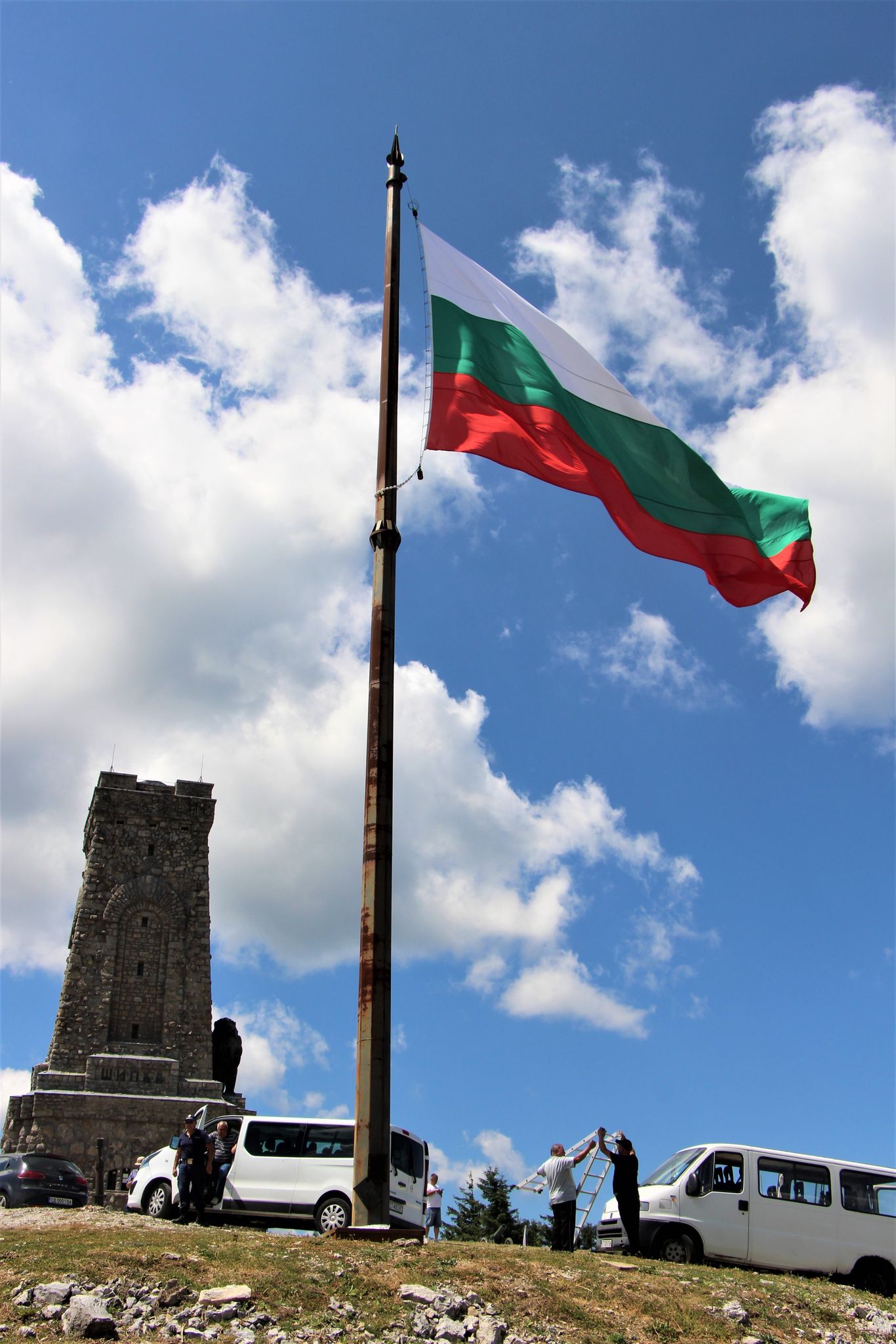 Възстановиха 22-а метровия пилон с националния флаг на Република ...