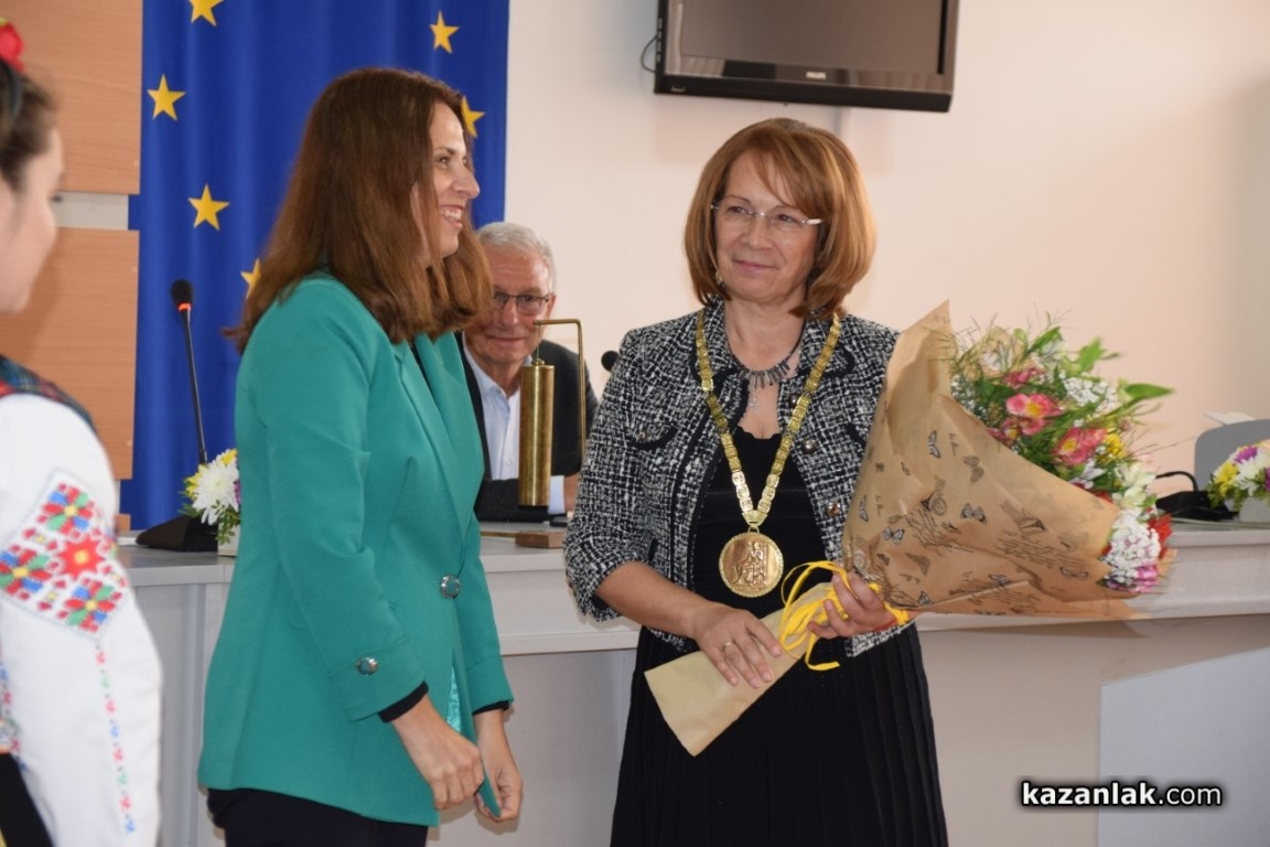 Галина Стоянова встъпи в четвъртия си мандат като кмет на община Казанлък Новини за Казанлък